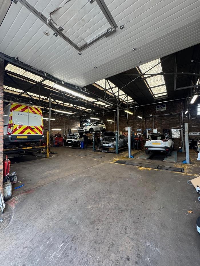 Halfords Autocentre Dundee | Tyre Dealers & Repairs