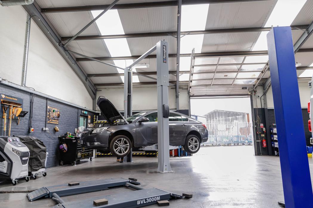 Halfords Autocentre Wolverhampton (Foxs Lane)